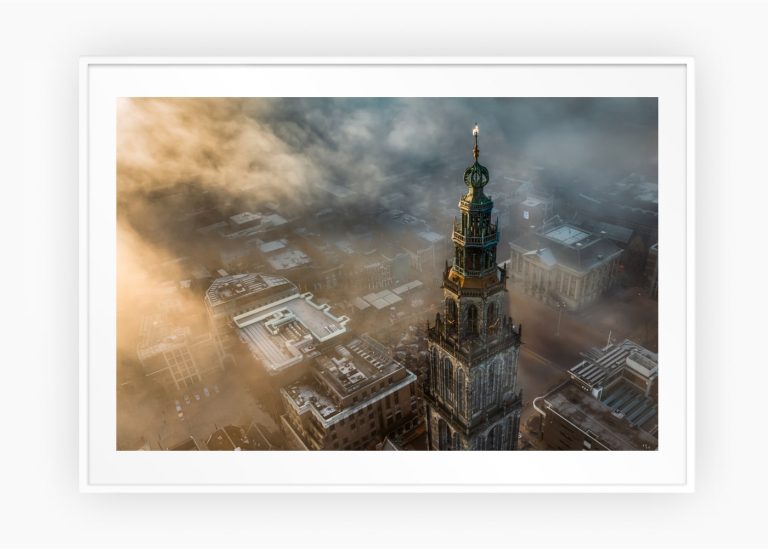Martinitoren boven de mist - Foto van Groningen